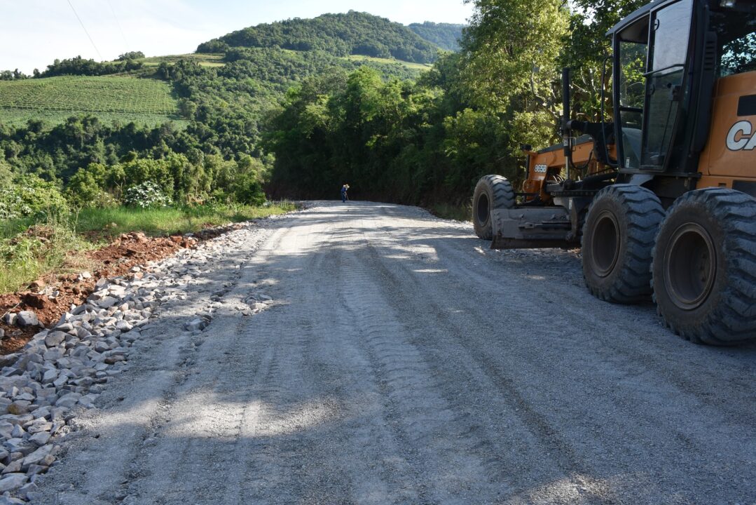 Cotiporã realiza a colocação da camada de macadame em mais 1 km na rota ...