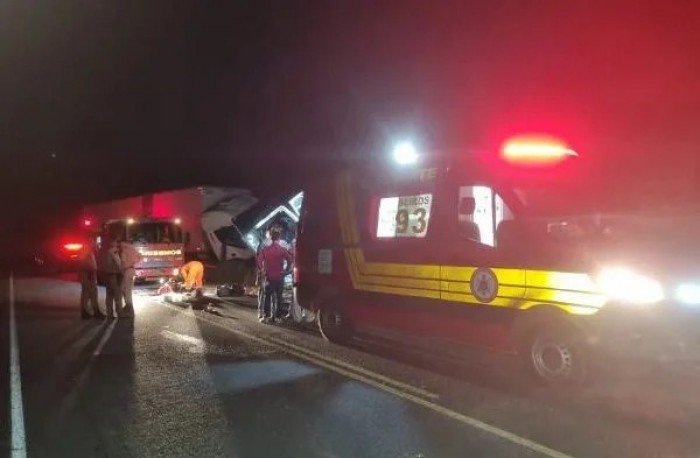 Acidente entre caminhão e van deixa pelo menos 13 mortos em rodovia no Tocantins - Studio ...