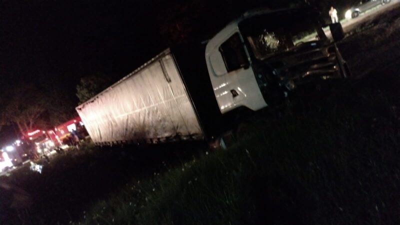 Colisão entre carro e caminhonete deixa uma pessoa morta e outra gravemente ferida na RSC-453 ...