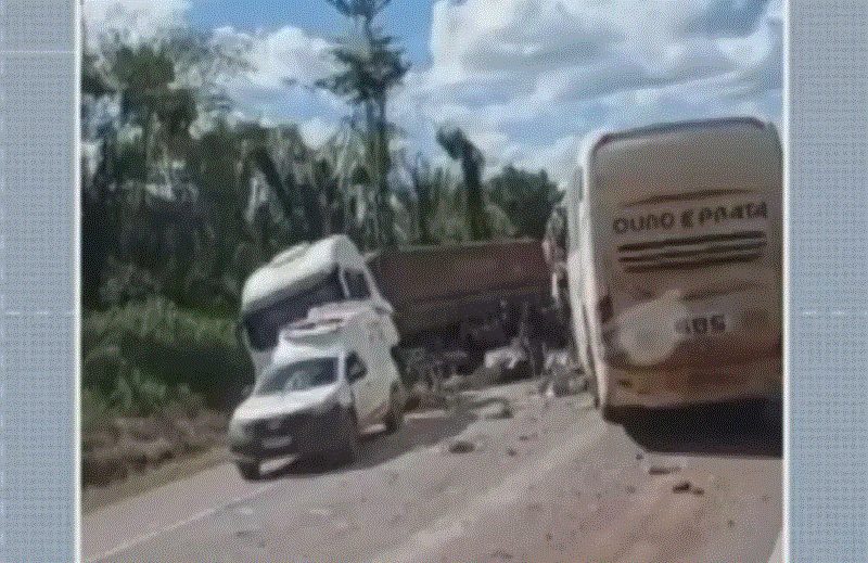 Acidente entre ônibus que saiu do RS e carreta deixa duas pessoas mortas na BR-163, no PA ...