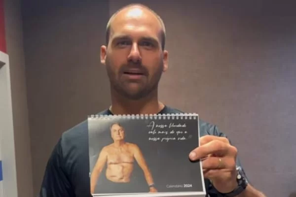 Eduardo Bolsonaro lança calendário com foto do pai sem camisa | Studio ...