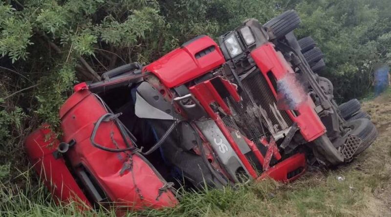 Acidente envolve duas carretas e um ônibus na BR-290 | Studio Notícias | Studio TV