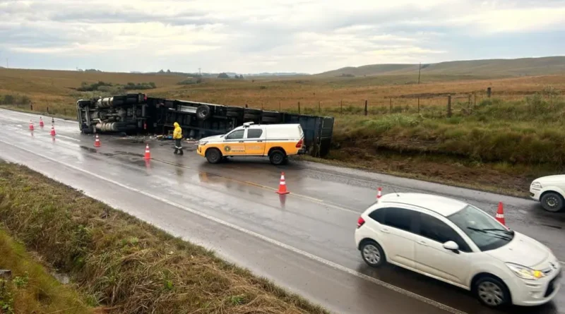 Caminhão tomba na Rota do Sol | Studio Notícias | Studio TV