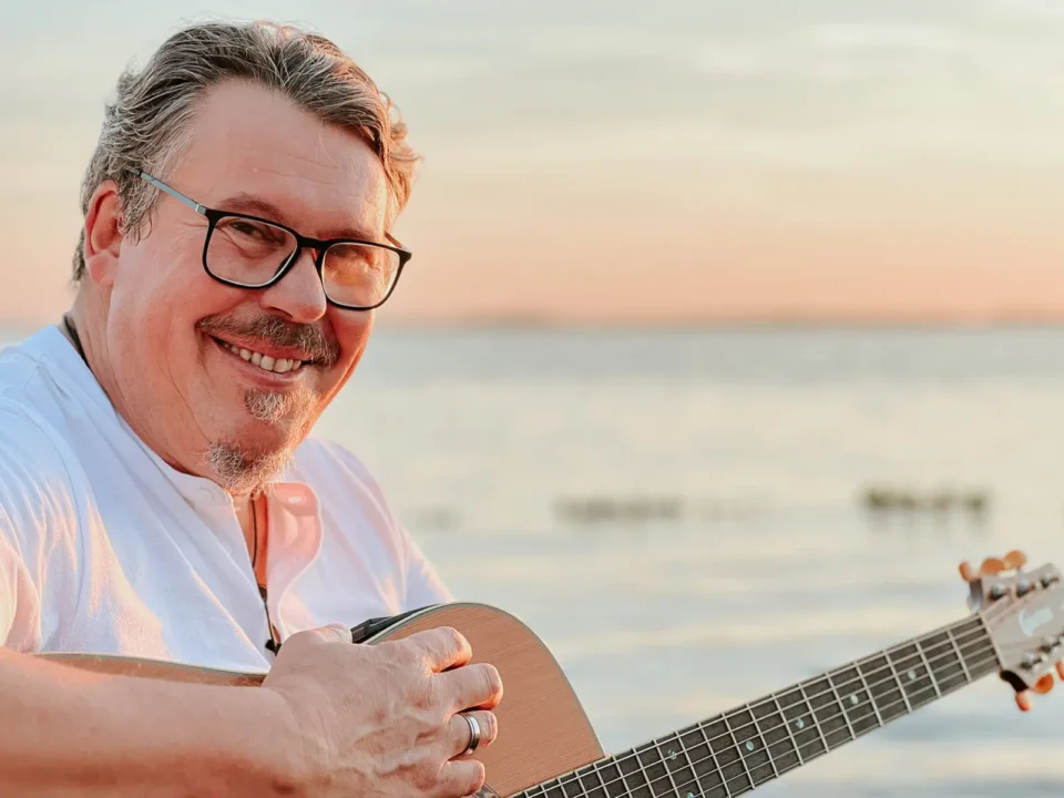 Radialista, professor e músico Guto Agostini falece aos 61 anos ...