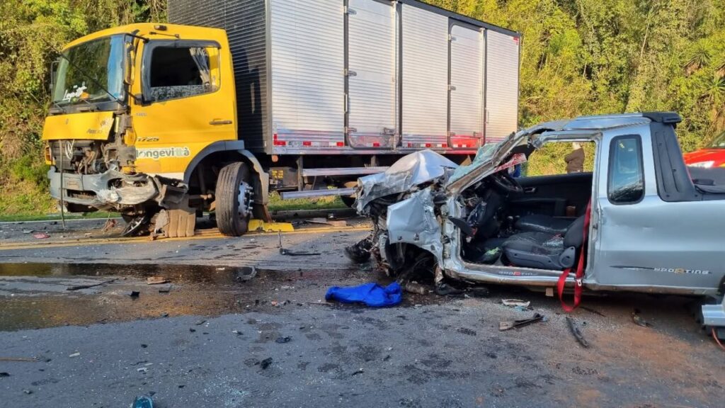 Homem fica gravemente ferido em colisão entre carro e caminhão na BR-470, entre Veranópolis e ...