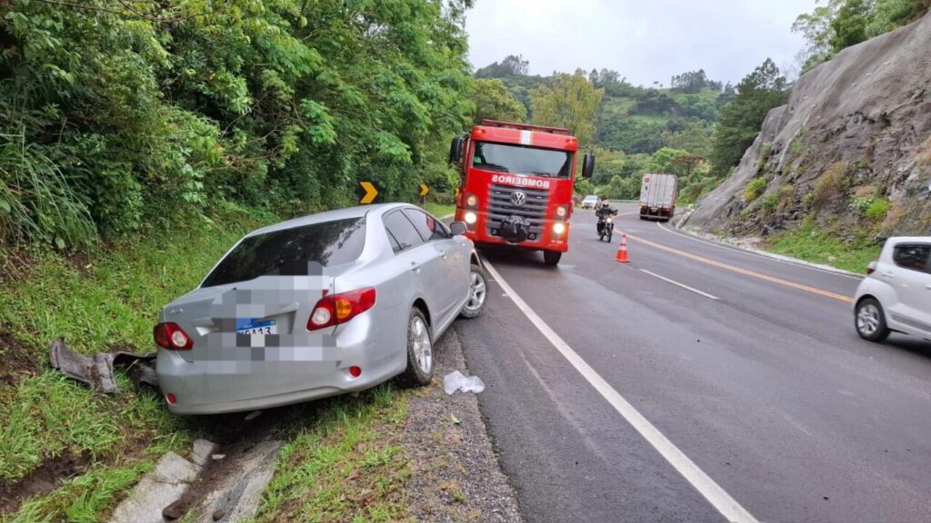 Condutor fica ferido em saída de pista na BR-470 em Carlos Barbosa ...
