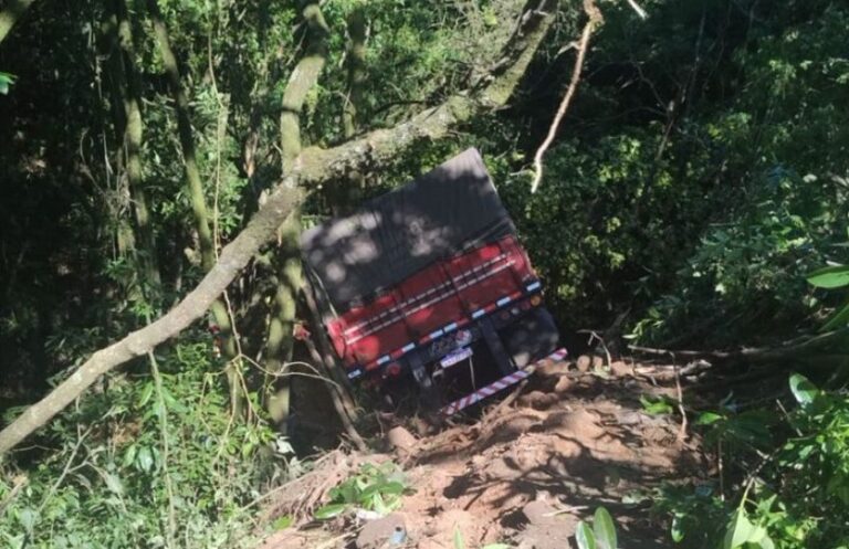 Carreta sai da pista e deixa duas vítimas graves presas nas ferragens ...