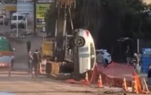 Carro cai em valeta no Desvio Rizzo, em Caxias do Sul | Studio Notícias ...