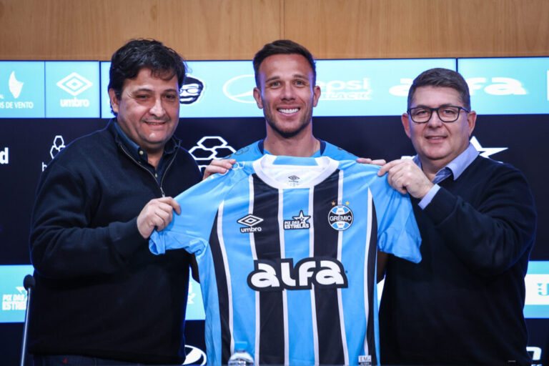 Grêmio confirma saída do volante Arthur após fim de empréstimo | Studio ...