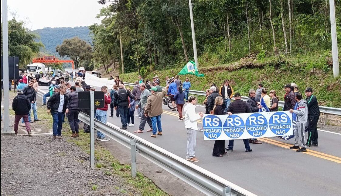 Manifestação reúne cerca de 200 pessoas contra pedágio free flow na ERS ...