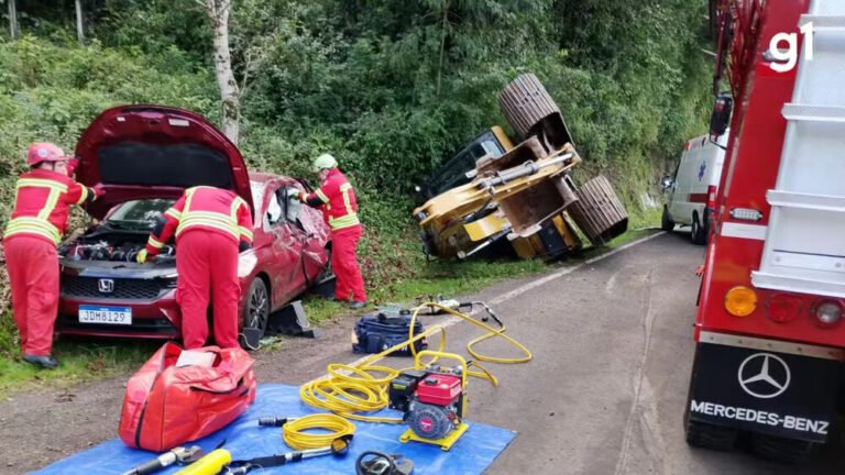 Retroescavadeira despenca de caminhão e atinge carro na BR-116 | Studio ...